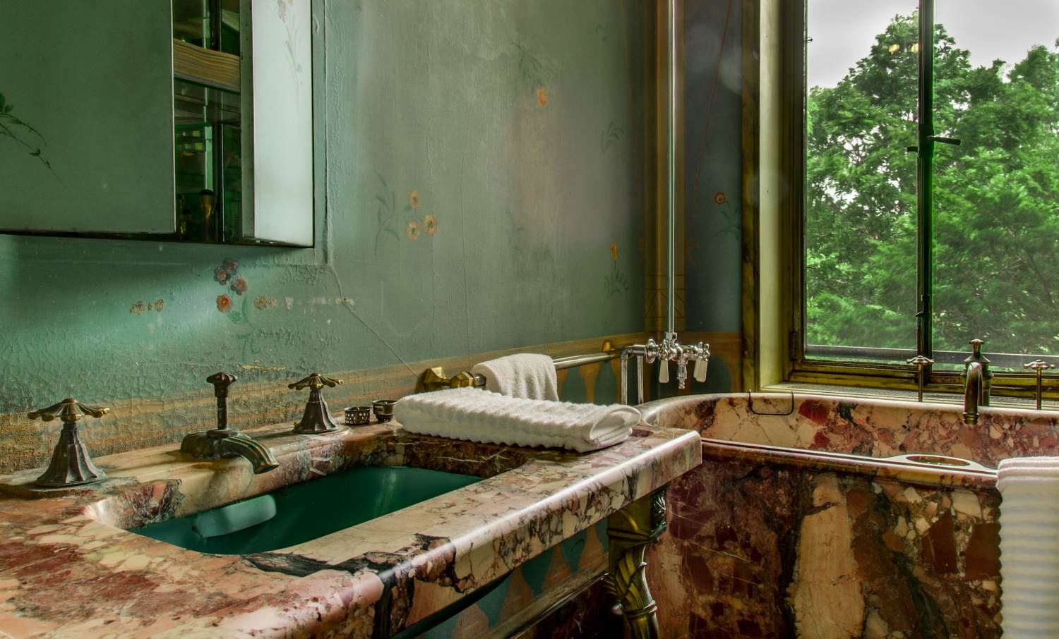 Locations Hub - Burbank Livingston-Griggs Mansion