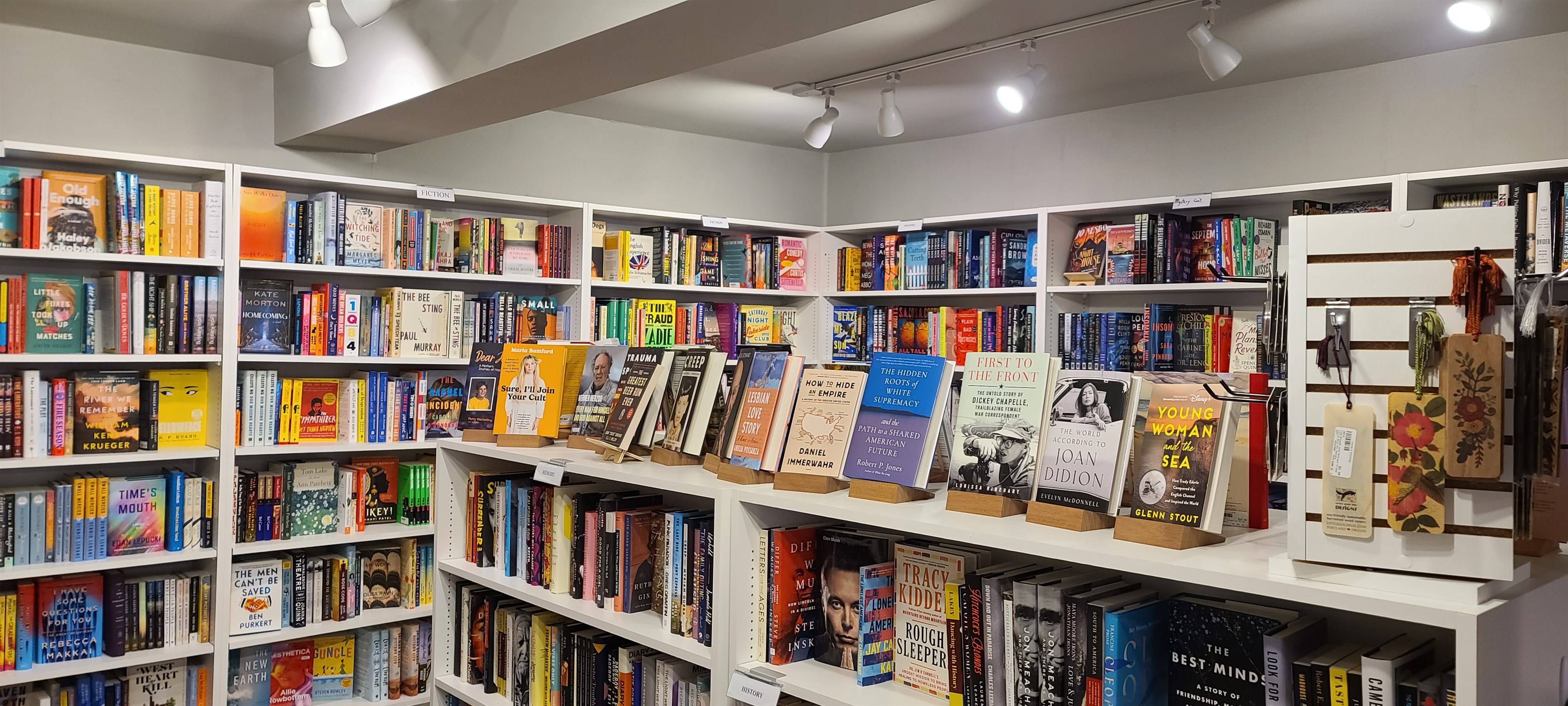 Locations Hub - Comma Bookstore