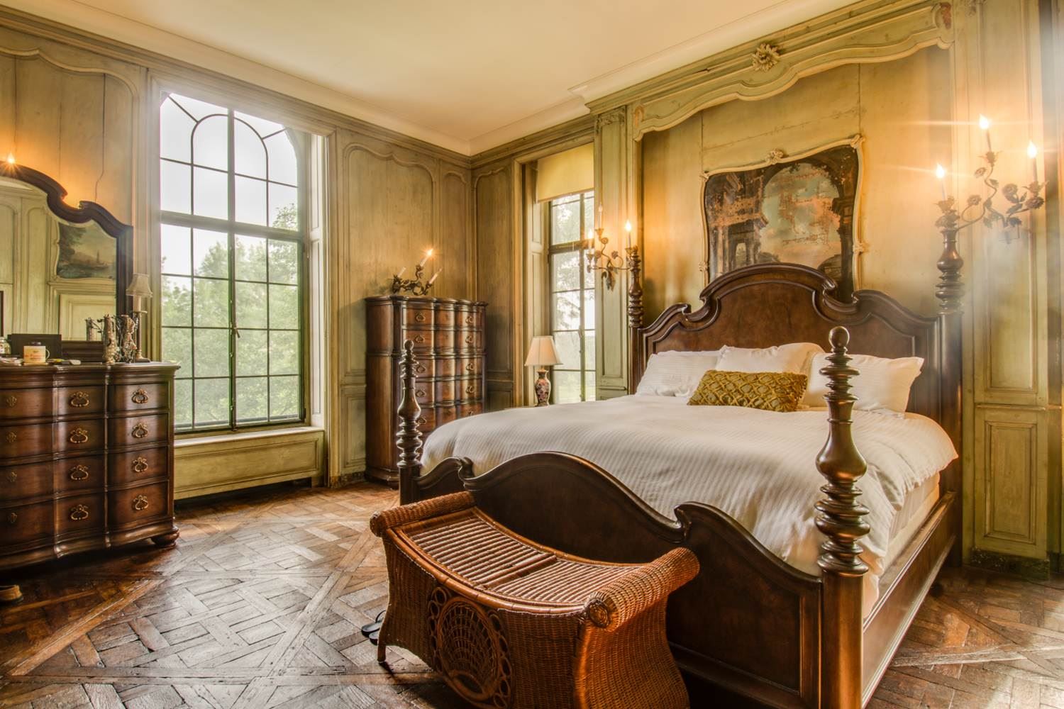 Locations Hub - Burbank Livingston-Griggs Mansion