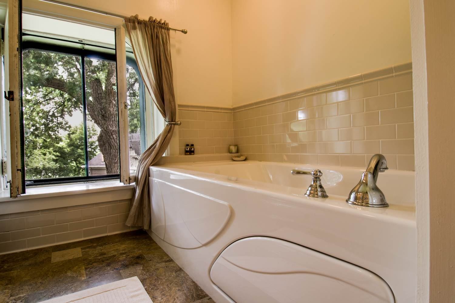 Locations Hub - Burbank Livingston-Griggs Mansion